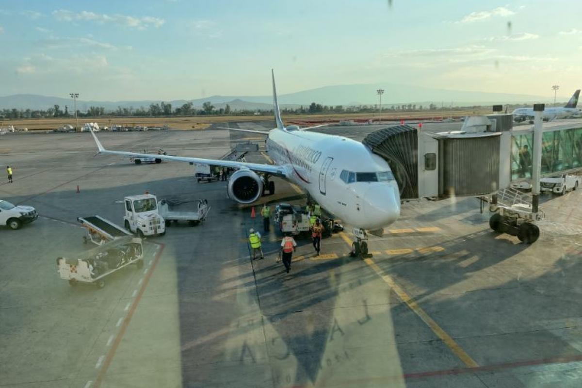 Aeroméxico mantiene en tierra 19 aviones Boeing tras incidente con Alaska Airlines | BI Noticias